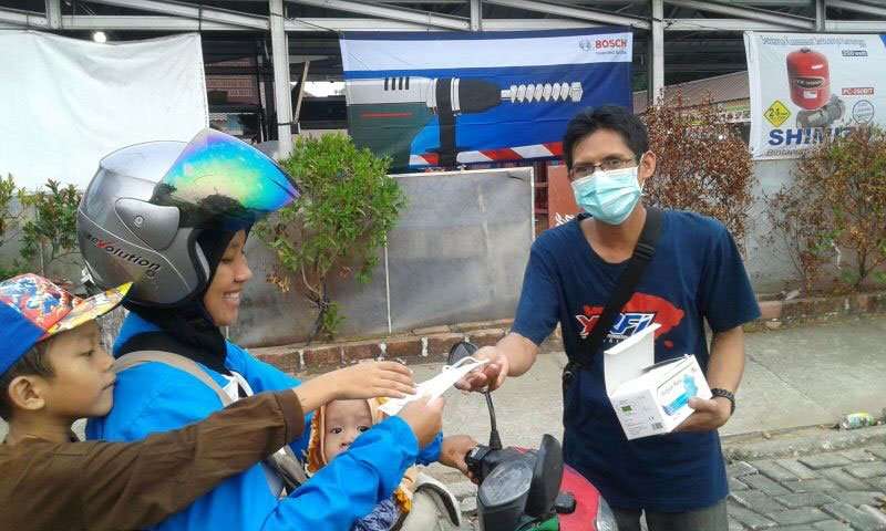 Komunitas Yamaha Bagi-bagi Masker di Bangka
