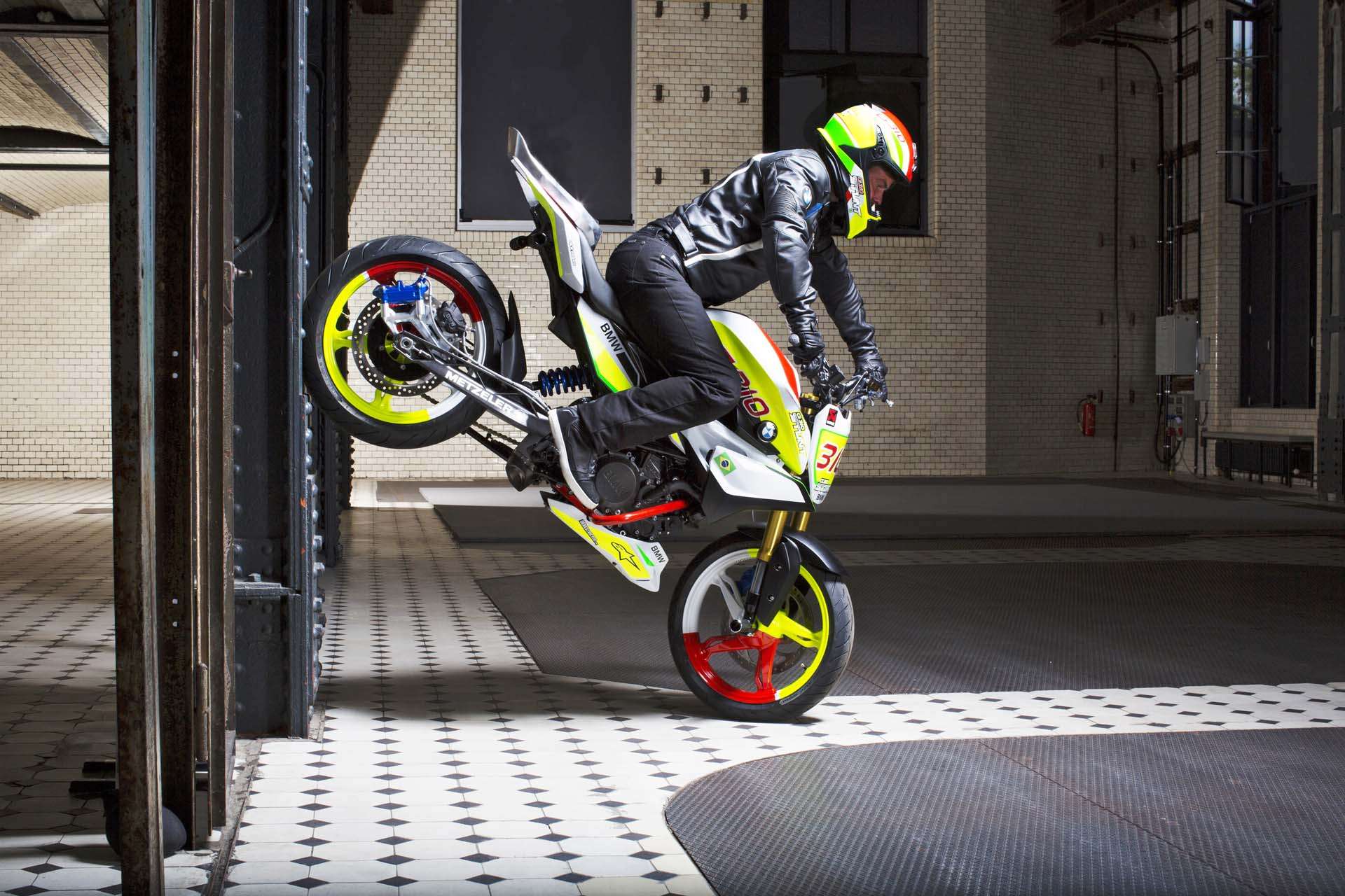 Intip BMW Motorrad G310R Versi Stunt Freestyle