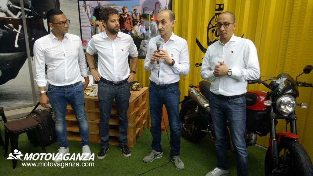 Ducati CEO Claudio Domenicali Kunjungi Ducati Flagship Showroom ...