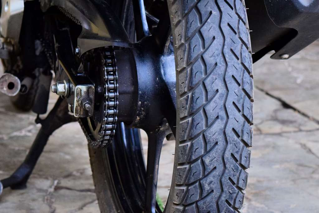 Ini Beberapa Penyebab Ban Motor Cepat Botak