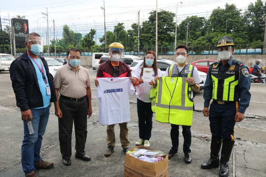 AAP, MMDA, PNP-HPG provide reflectorized vest to cyclists on EDSA