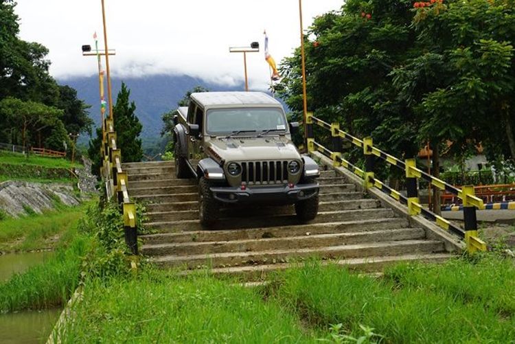 Jeep Wrangler Rubicon Gladiator Resmi Mengaspal di Indonesia