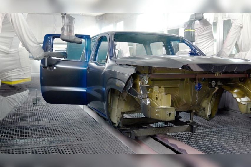 Nissan USA builds the 2022 Frontier with assistance of robots