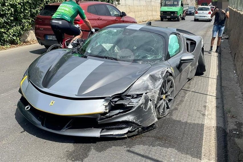 Ferrari SF90 Stradale dengan Paket Assetto Fiorano Tabrakan di Italia