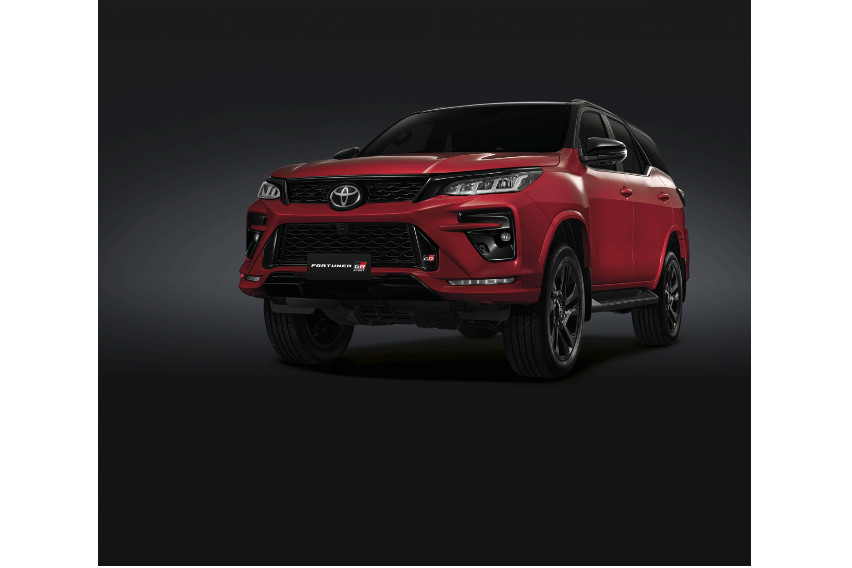 What's offered in the Toyota Fortuner's G and V variants? | Zigwheels