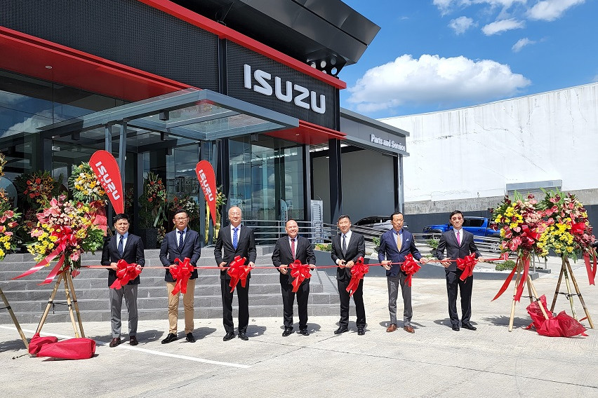 Mitsubishi L300 finally found its match with Isuzu Travis | Zigwheels