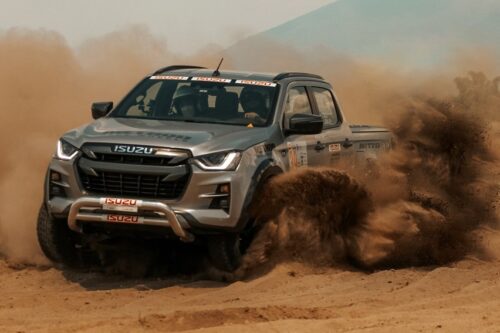 Mitsubishi L300 finally found its match with Isuzu Travis
