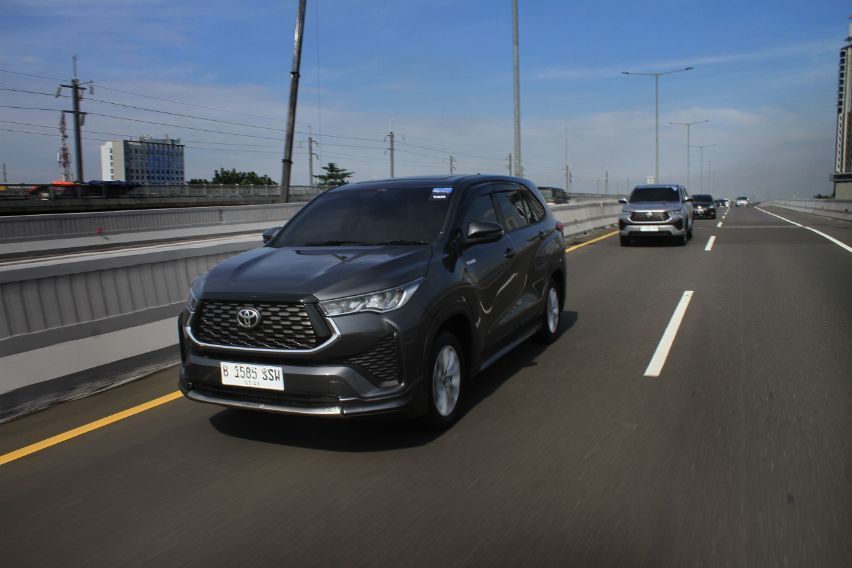 Perbandingan Rasa Toyota Kijang Innova Zenix Gasoline dan Hybrid, Ini ...